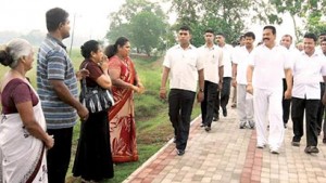 President inspects Gampaha jogging track - Sri Lanka